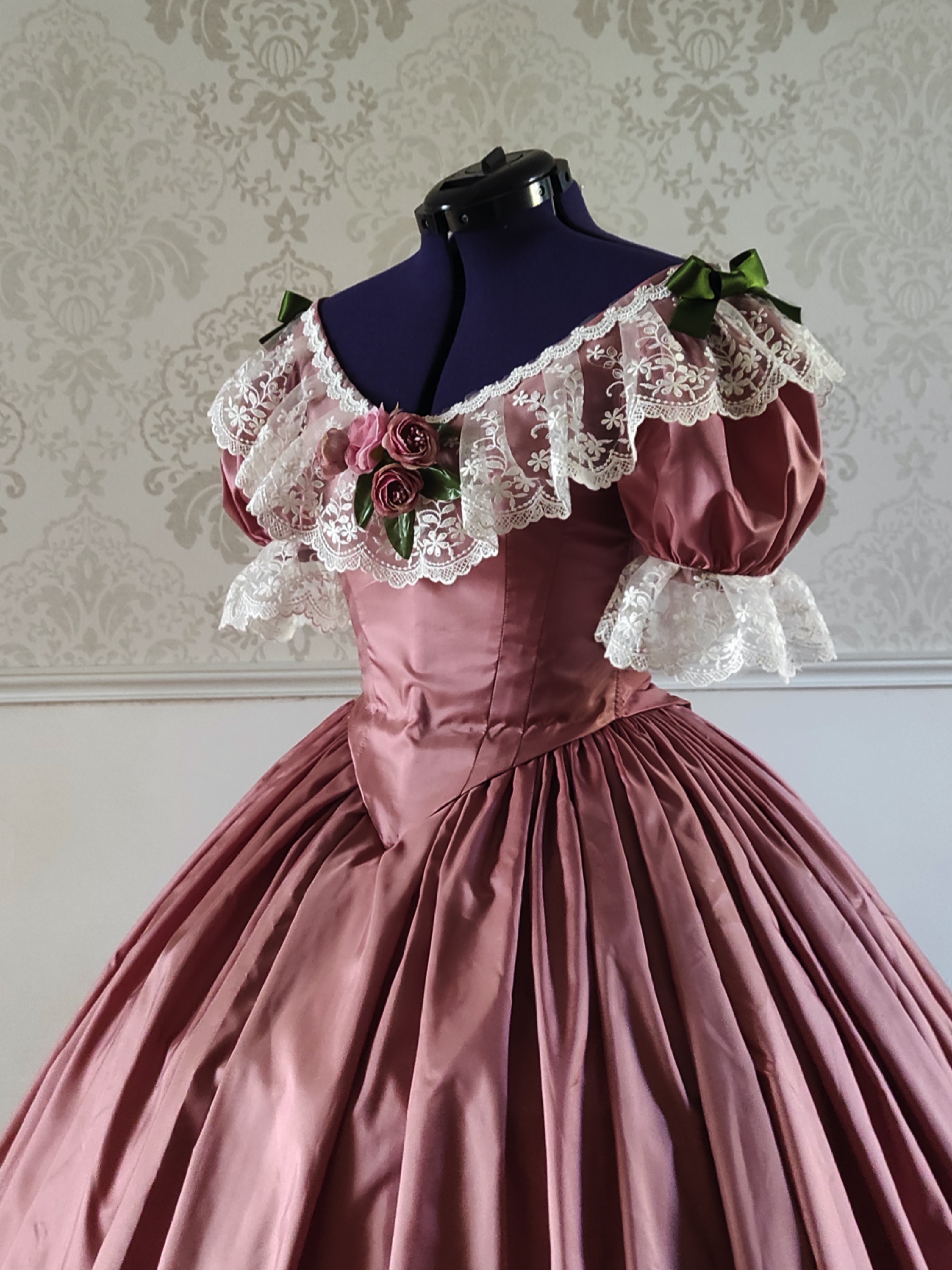 Robe 1850 en taffetas vieux rose