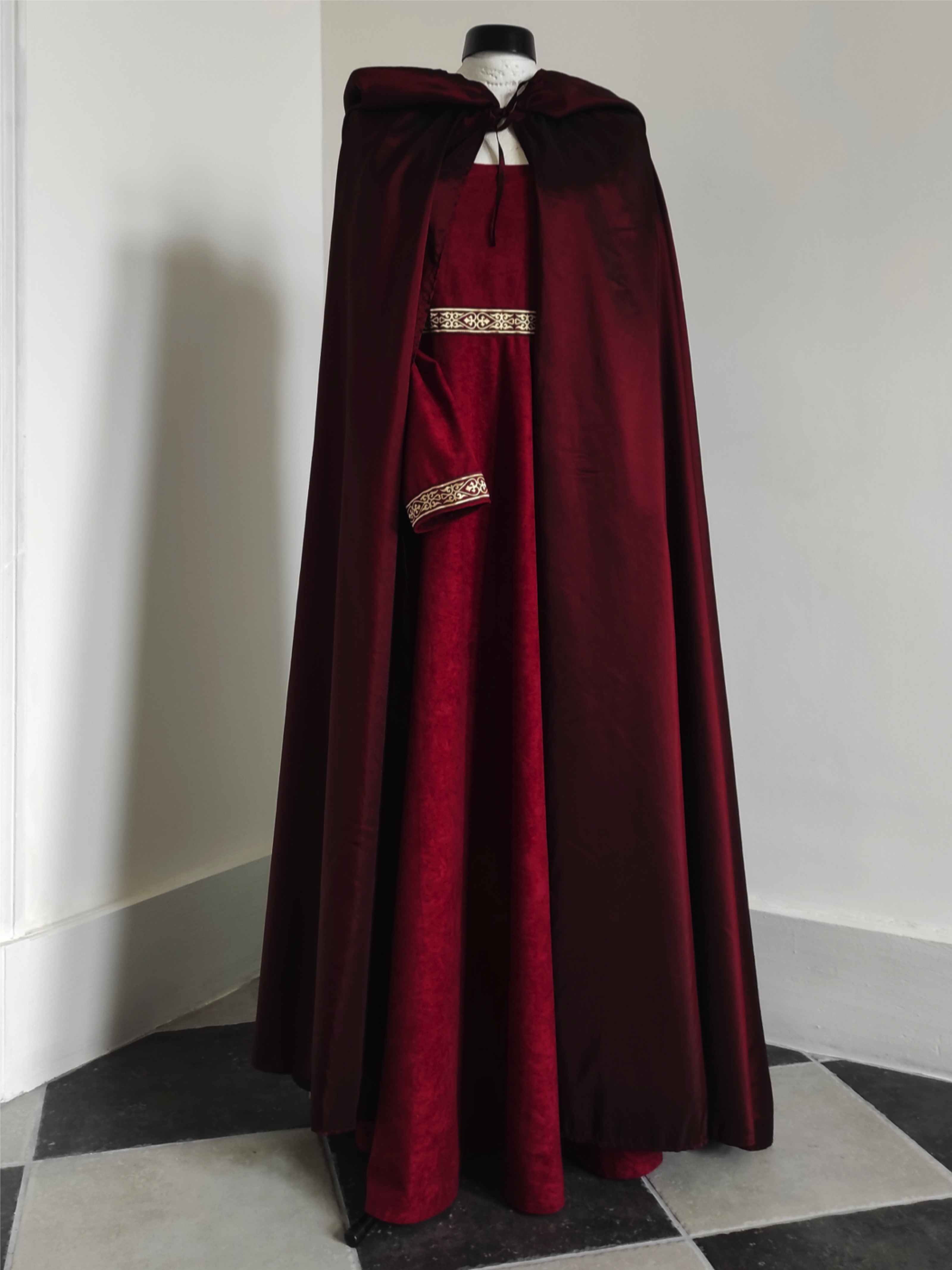 Robe avec cape médiévale bordeaux