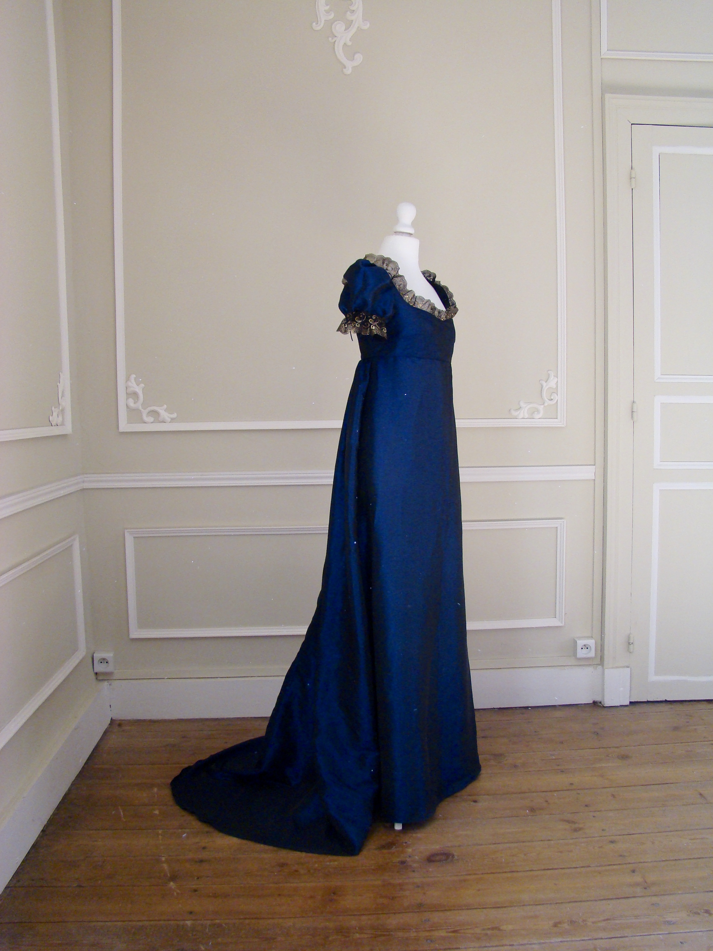 Robe de cour 1er Empire bleu nuit et or